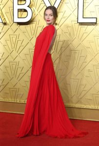Марго Робби в красном платье-кейпе Valentino на лондонской премьере драмы «Вавилон» - glossymag.ru