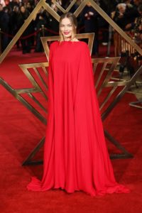 Марго Робби в красном платье-кейпе Valentino на лондонской премьере драмы «Вавилон» - glossymag.ru