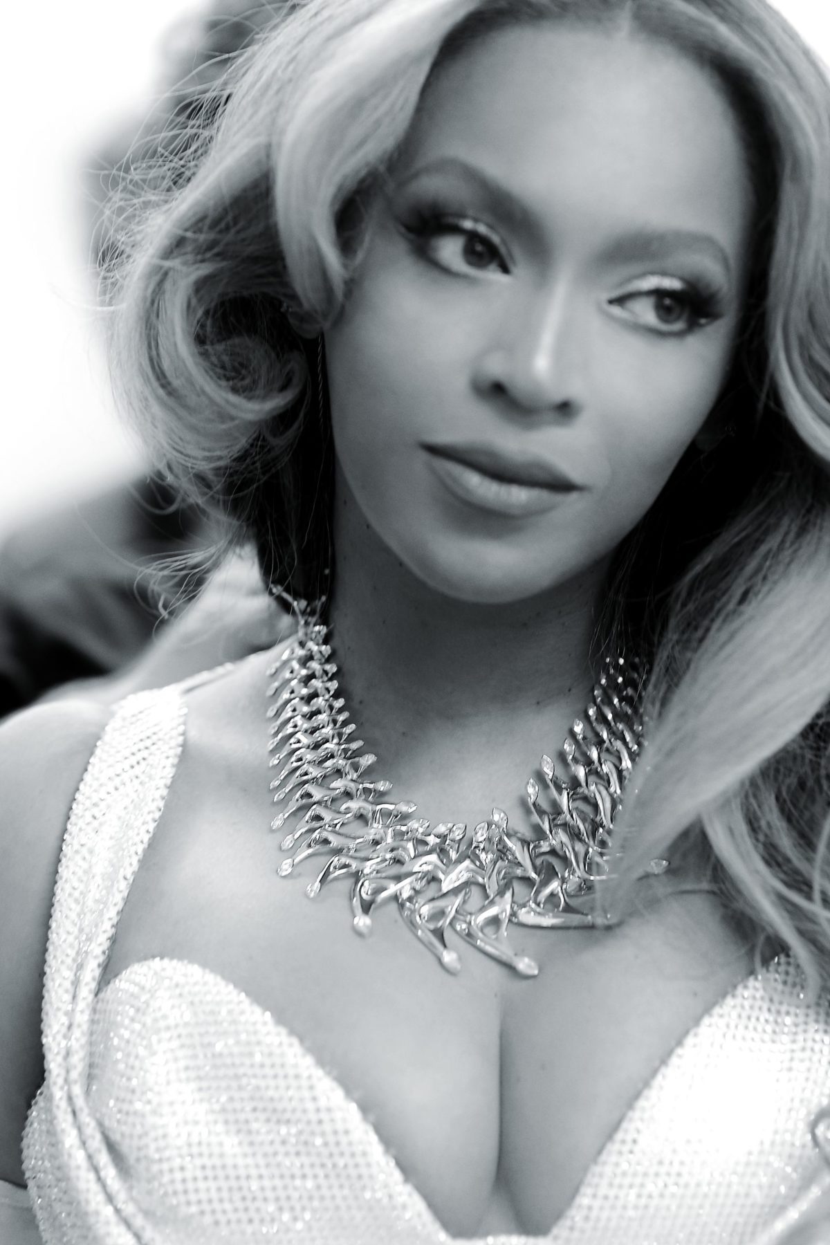 Бейонсе в платье Valentino и колье Tiffany & Co. на брюссельском шоу в рамках Renaissance World ...